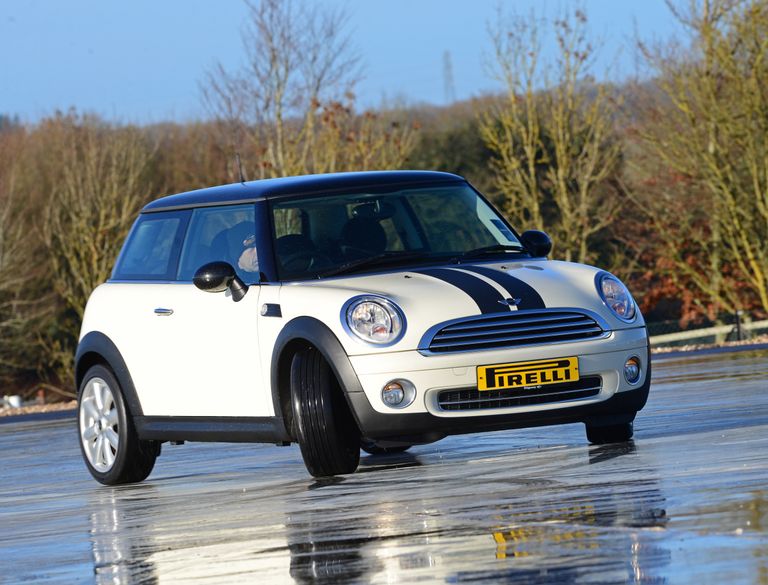 Drive a Formula Renault at Thruxton | F1-style Racing Experience