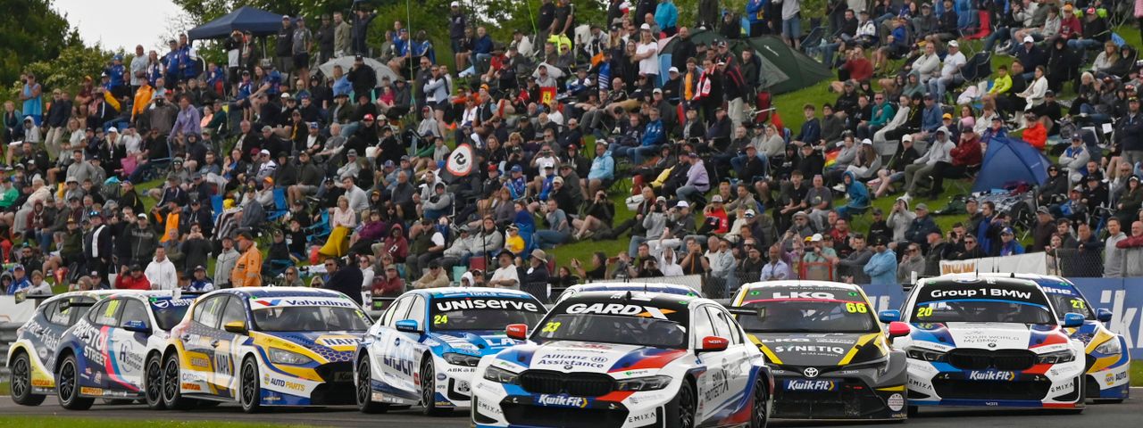 Record-Breaking Crowd Enjoys High-Speed BTCC Drama at Thruxt